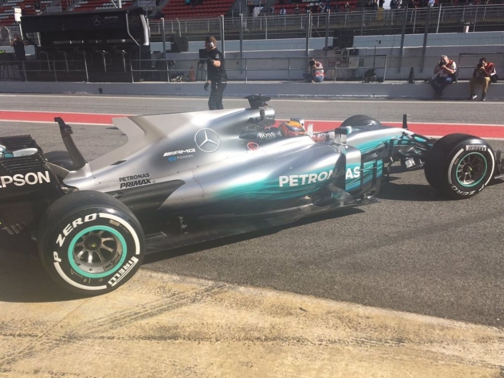 Mercedes W08 re-emerges with 'shark fin' | PlanetF1 : PlanetF1
