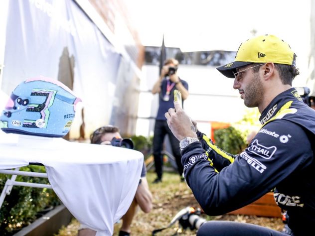 Gallery: Daniel Ricciardo shows off 2019 helmet | PlanetF1