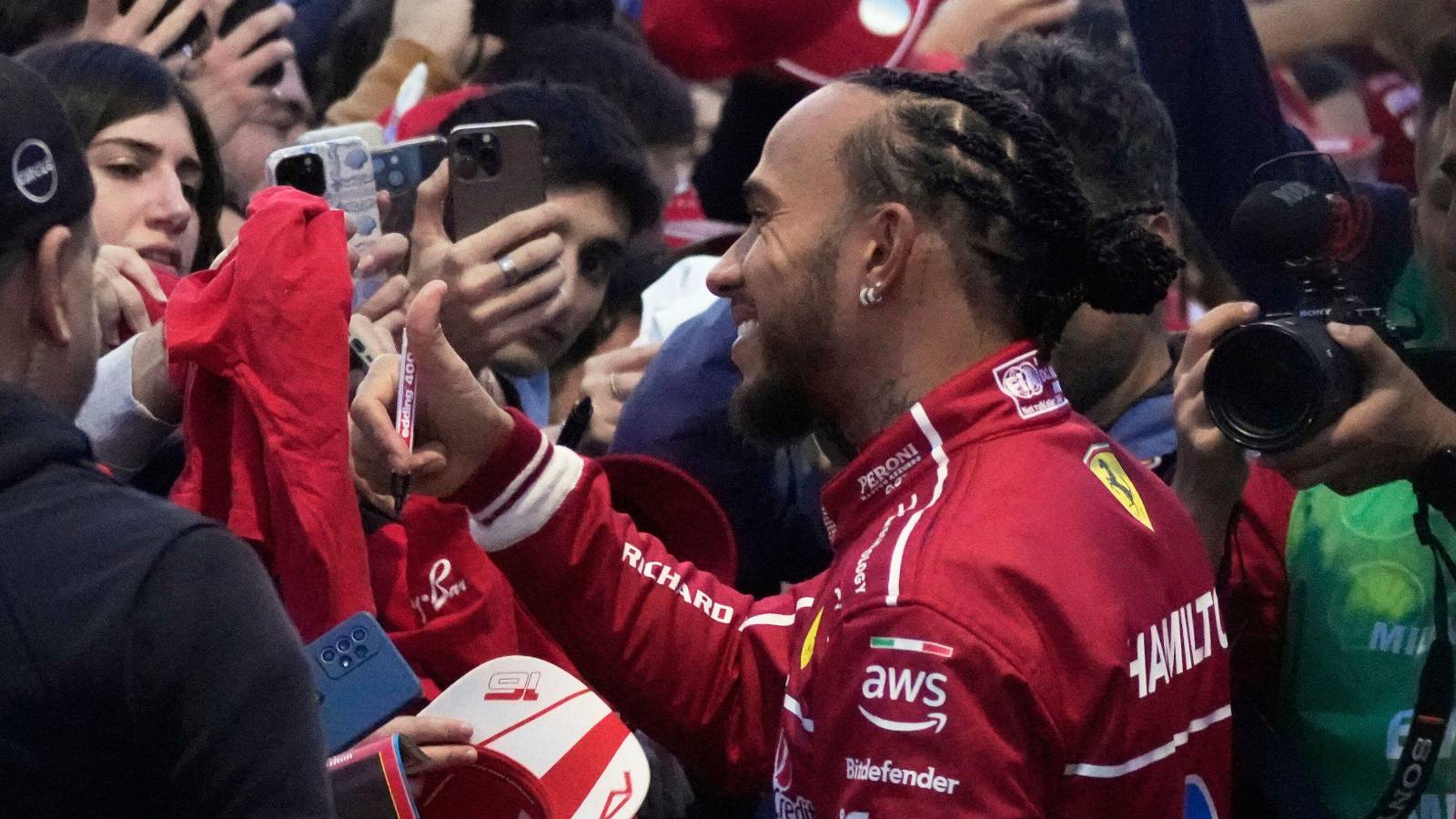 Lewis Hamilton involved in injury scare before Australian Grand Prix