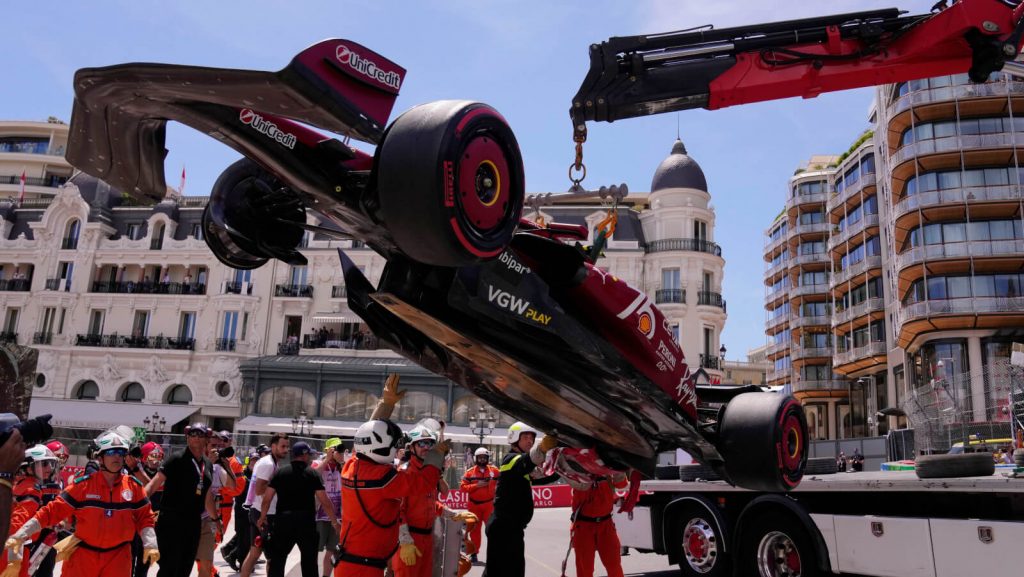 Monaco GP | Lewis Hamilton crashes out of P3 after hitting barrier ...
